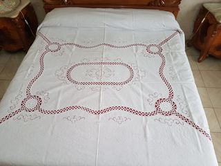 Copriletto matrimoniale ricamato a mano