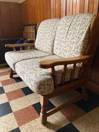 divano a due posti in legno chiaro