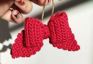 Fiocchetto fatto a mano all'uncinetto