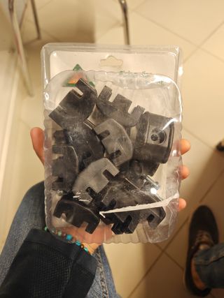 Piastrina per pali recinzioni