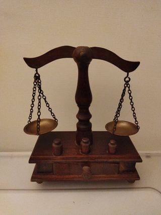 Bilancia artigianale in legno