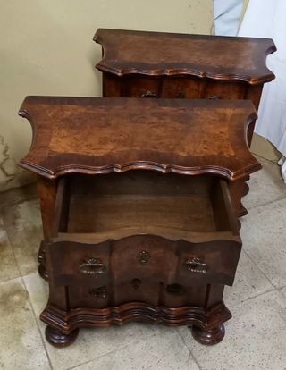 Coppia di antichi comodini