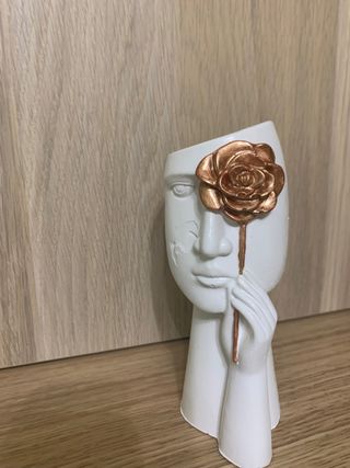 vaso in ceramica con fiore