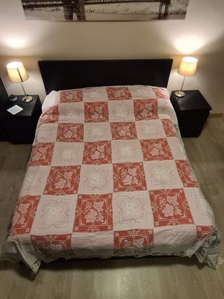 Copriletto/copritavolo in lino. Ricamato