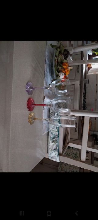 Calici acqua, vino e dessert tutti colorati