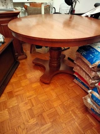 Tavolo tondo allungabile.