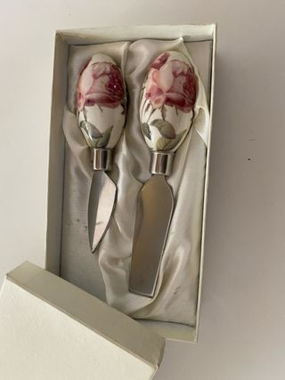 set di due coltellini per tagliare i formaggi