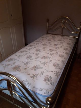 Letto e comodino