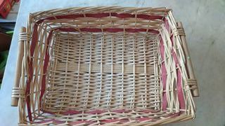 Cesto rettangolare in materiale vegetale con manic