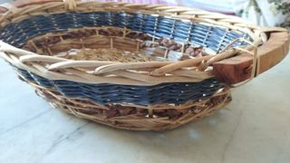 Cestino ovale in materiale vegetale con manici