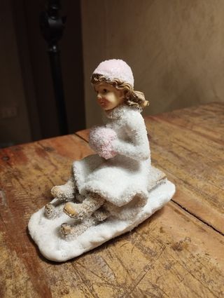 Statuetta natalizia bambina su slitta