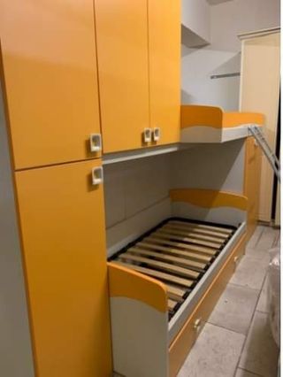 Cameretta Arancione con 3 letti,scala