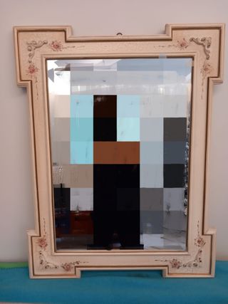 Specchio da parete in legno.