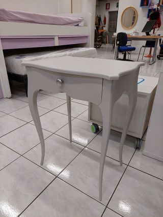 Tavolino sagomato laccato