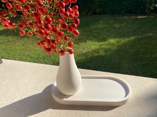 vassoio ovale con vasetto fiori in jesmonite