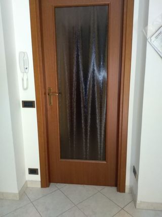 Porte per interni con maniglie e telaio