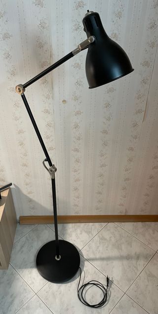 Lampada Ikea Aröd da terra-lettura