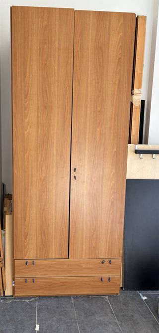 armadio in legno con cassettiera alla base