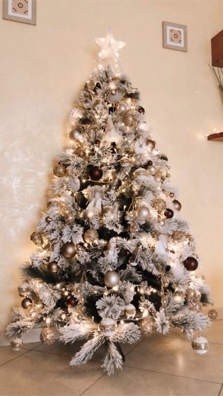 Albero di Natale a parete innevato