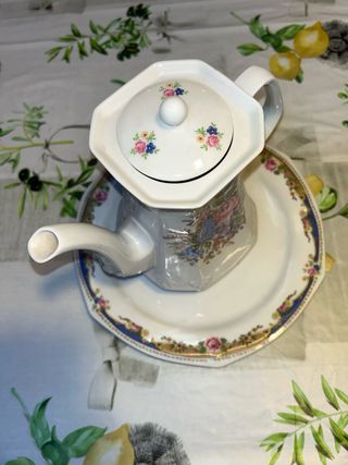 Teiera con piatto abbinato