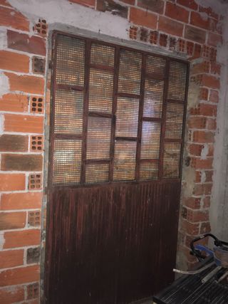 grande porta in ferro compresa di telaio