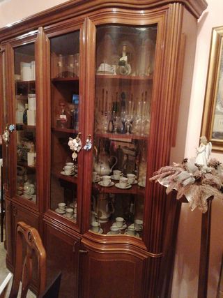 Vetrinetta in legno lucido.