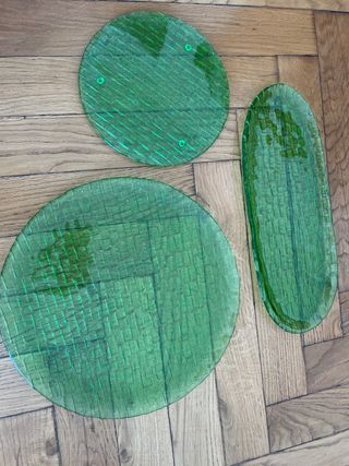 tre piatti da portata in vetro verde