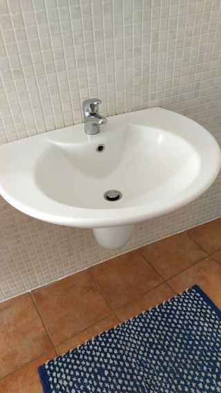 Lavandino bagno con rubinetteria