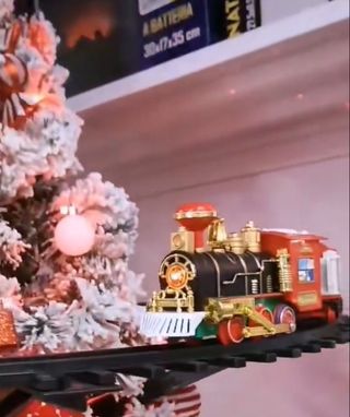 treno per sopra albero