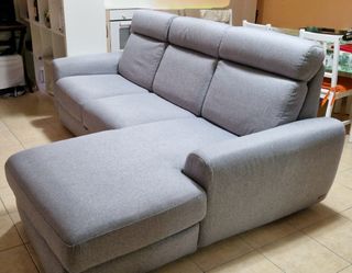 Divano grigio chaise longue