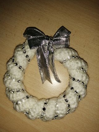 Ghirlanda natalizia bianca e argentata