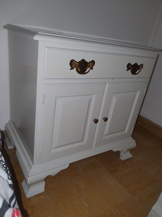 due comodini in legno bianco