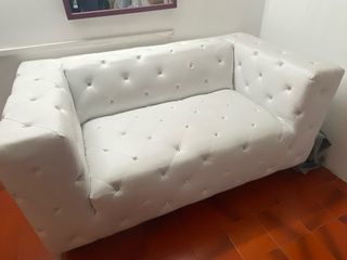 divano a due posti in ecopelle bianco con strass