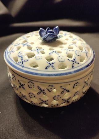 Contenitore in ceramica traforato