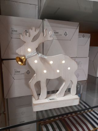 Renna In Legno si illumina