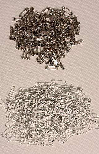 Piccole spille di sicurezza