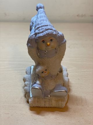 Statuetta natale pupazzo neve su slitta