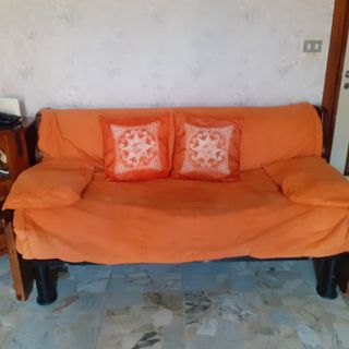 Divano letto con materasso..