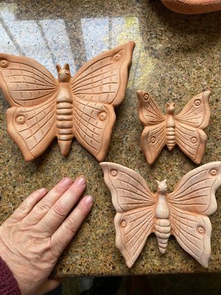 Tre farfalle in terracotta artigianele