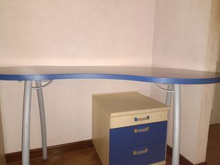 Scrivania blu angolare