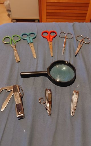 Set forbici-taglia unghie-lente-calcolatrice