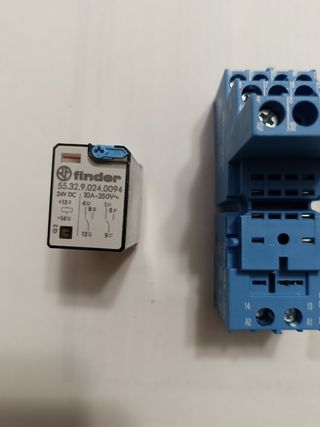 Relè Finder 24vdc 2 scambi più zoccolo