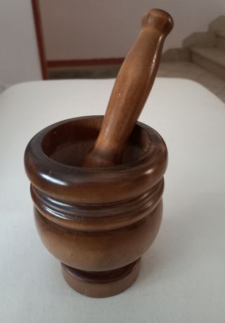 Mortaio vintage in legno con pestello