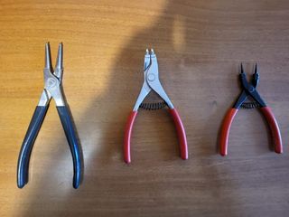 Pinze a becchi per anelli elastici