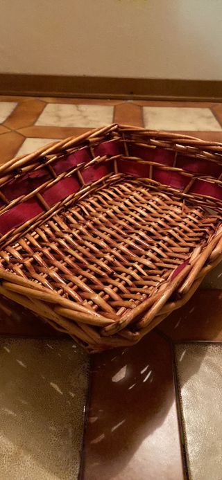Cesta rettangolare in vimini con dettaglio rosso
