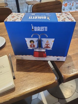 Caffettiera biglietti con tazze  stock