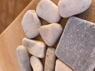 cocci di marmo levigati dal mare