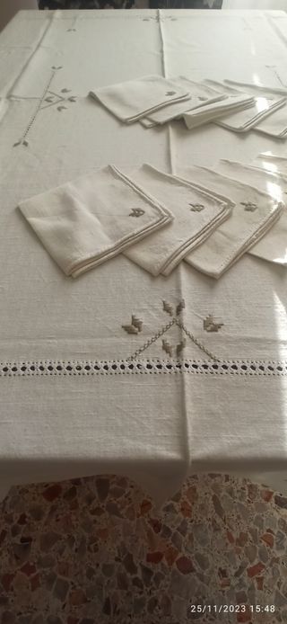 Elegante tovaglia ricamata