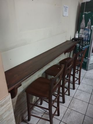 Mensola in legno con sgabelli