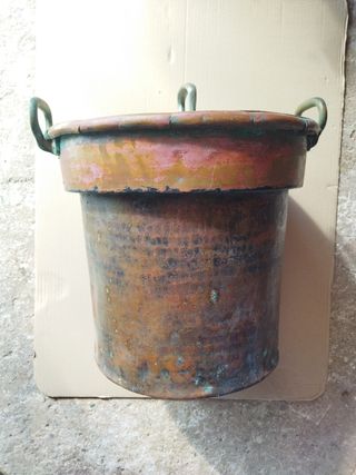 Due pentole in rame con coperchi